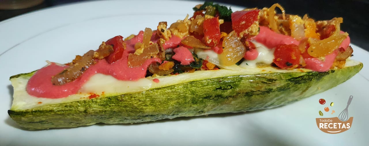 Zucchini relleno con salsa de remolacha - Recetas de Cocina